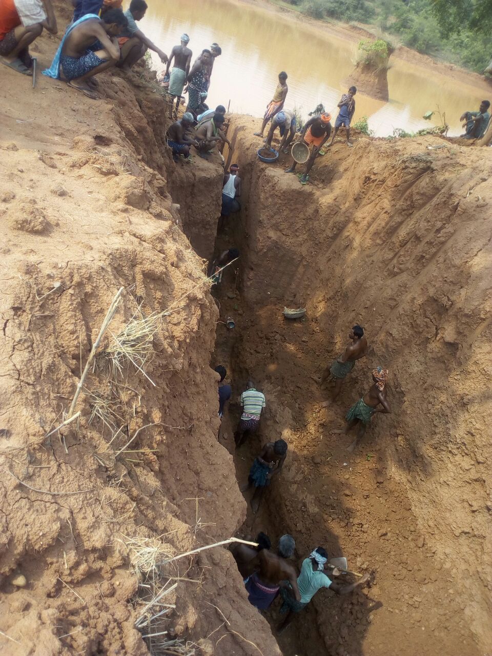 Villagers dig canal to irrigate lands - OrissaPOST