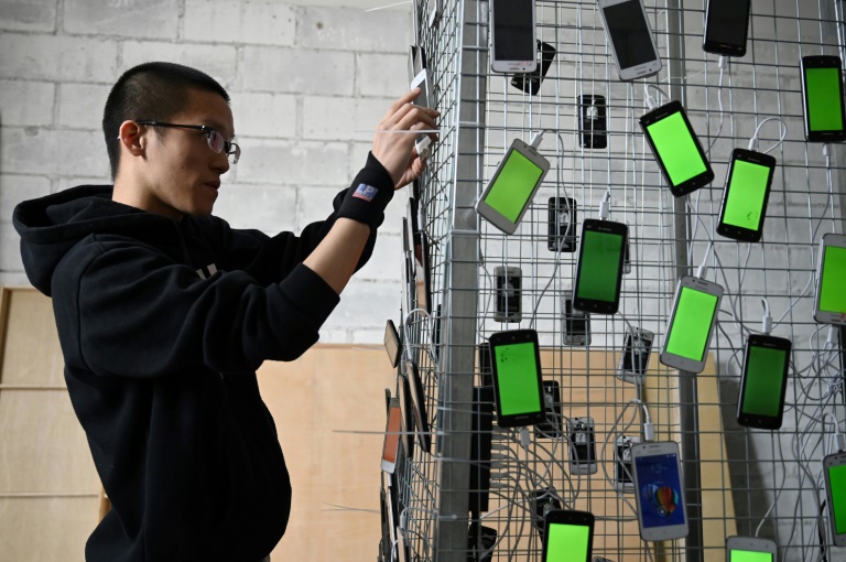 Cell phone 'Tower of Babel' measures China e-waste - OrissaPOST