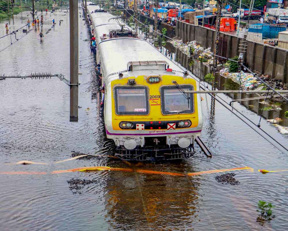 Heavy rain hits flights, Mumbai on red alert - OrissaPOST