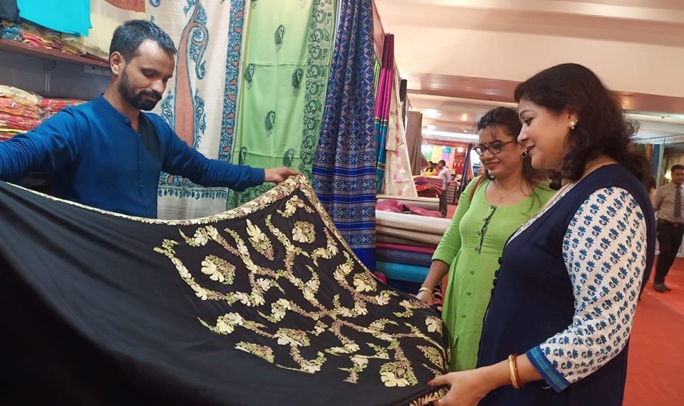 Shoppers throng silk expo - OrissaPOST