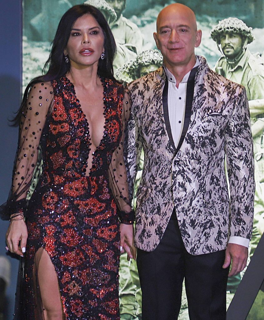 Shah Rukh Khan takes the cake at bash thrown for Jeff Bezos; see video ...