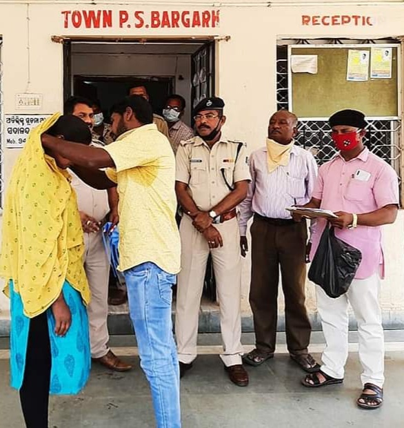 Couple ties knot at police station amid coronavirus outbreak - OrissaPOST Couple ties knot at police station amid coronavirus outbreak - OrissaPOST