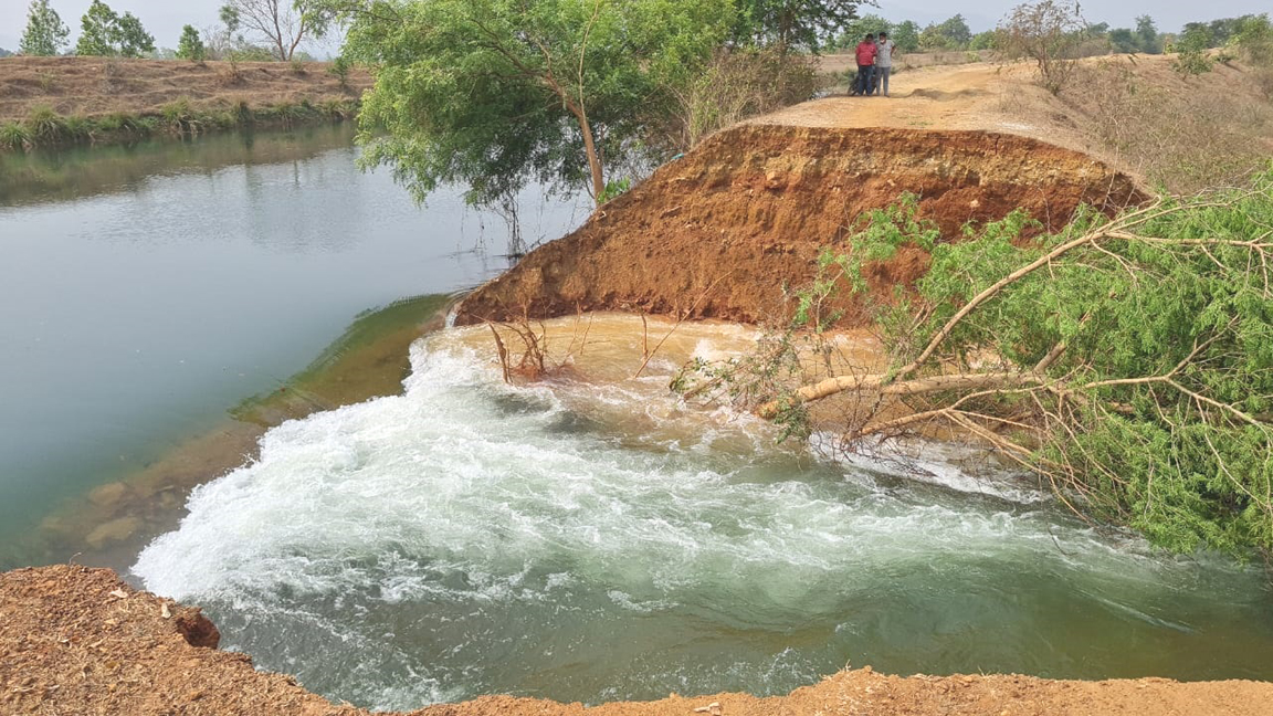30-ft breach in Rengali canal: 1K acres flooded - OrissaPOST